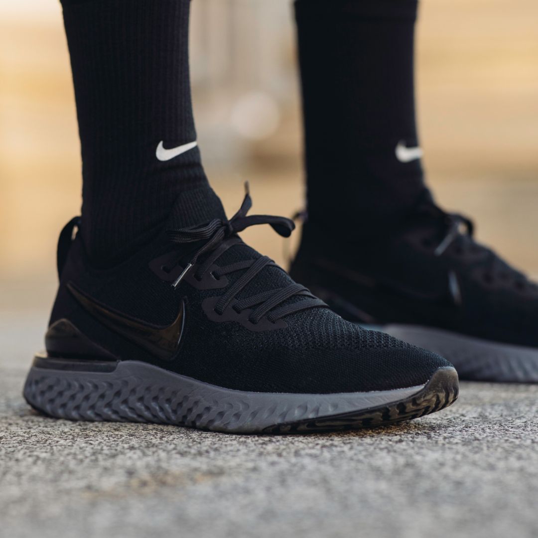 12 mẫu giày sneaker đen có thể phối với mọi kiểu quần áo | ELLE Man