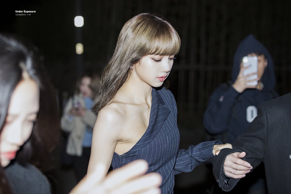 Lisa (Blackpink): “Hoa hồng xứ khác” của Kbiz | ELLE Man