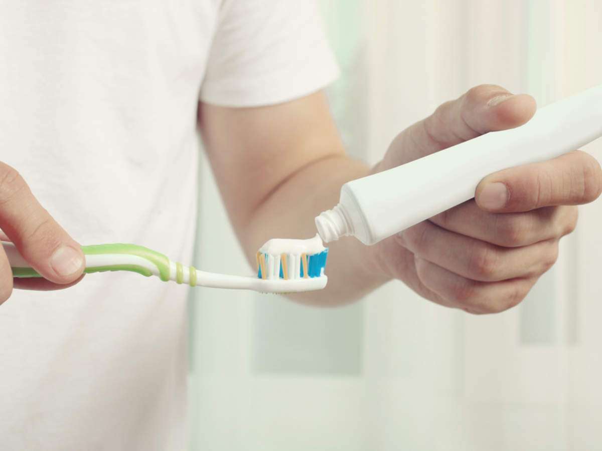 Trắc nghiệm hình ảnh: Cách lấy kem đánh răng tiết lộ điều gì? | ELLE Man