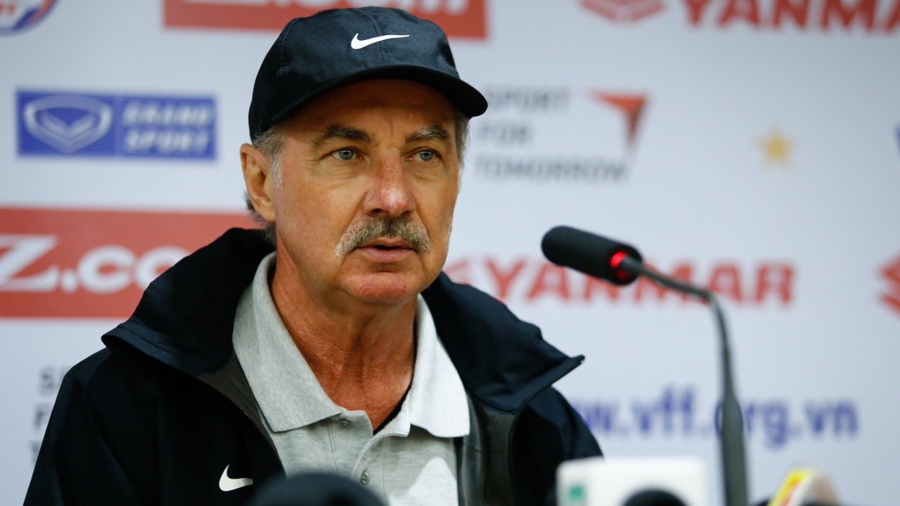 Cựu HLV Alfred Riedl của đội tuyển bóng Việt Nam qua đời | ELLE Man